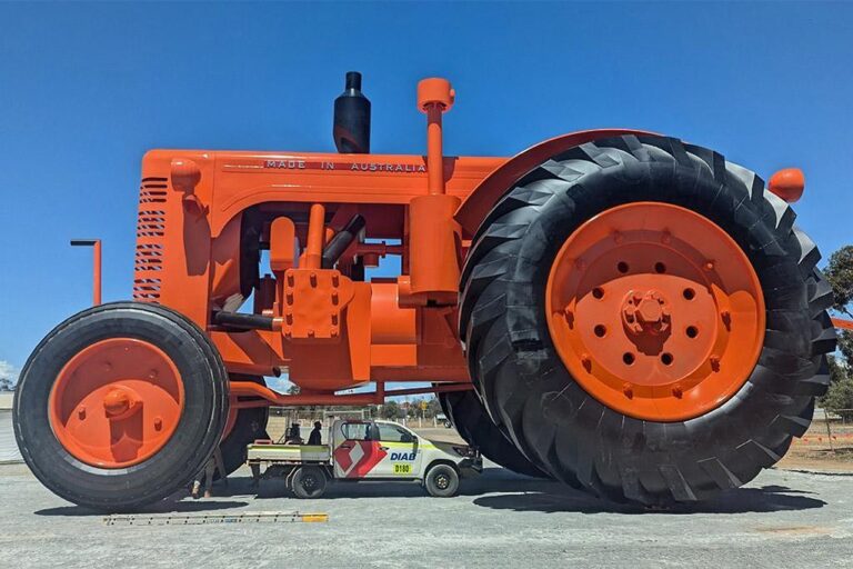 Meet Australia's Newest Big Thing: Carnamah WA's Big Tractor - Tractors ...